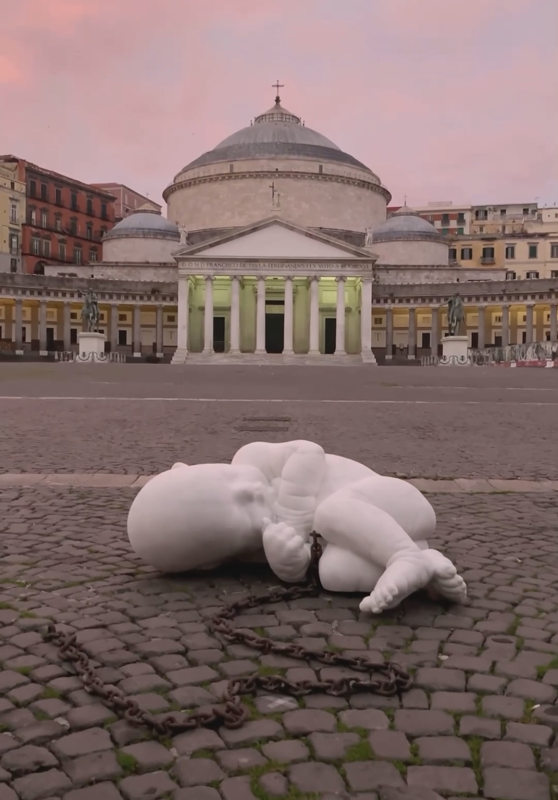 Napoli - Lo scultore ciociaro Jago conquista con l'opera "look down ...