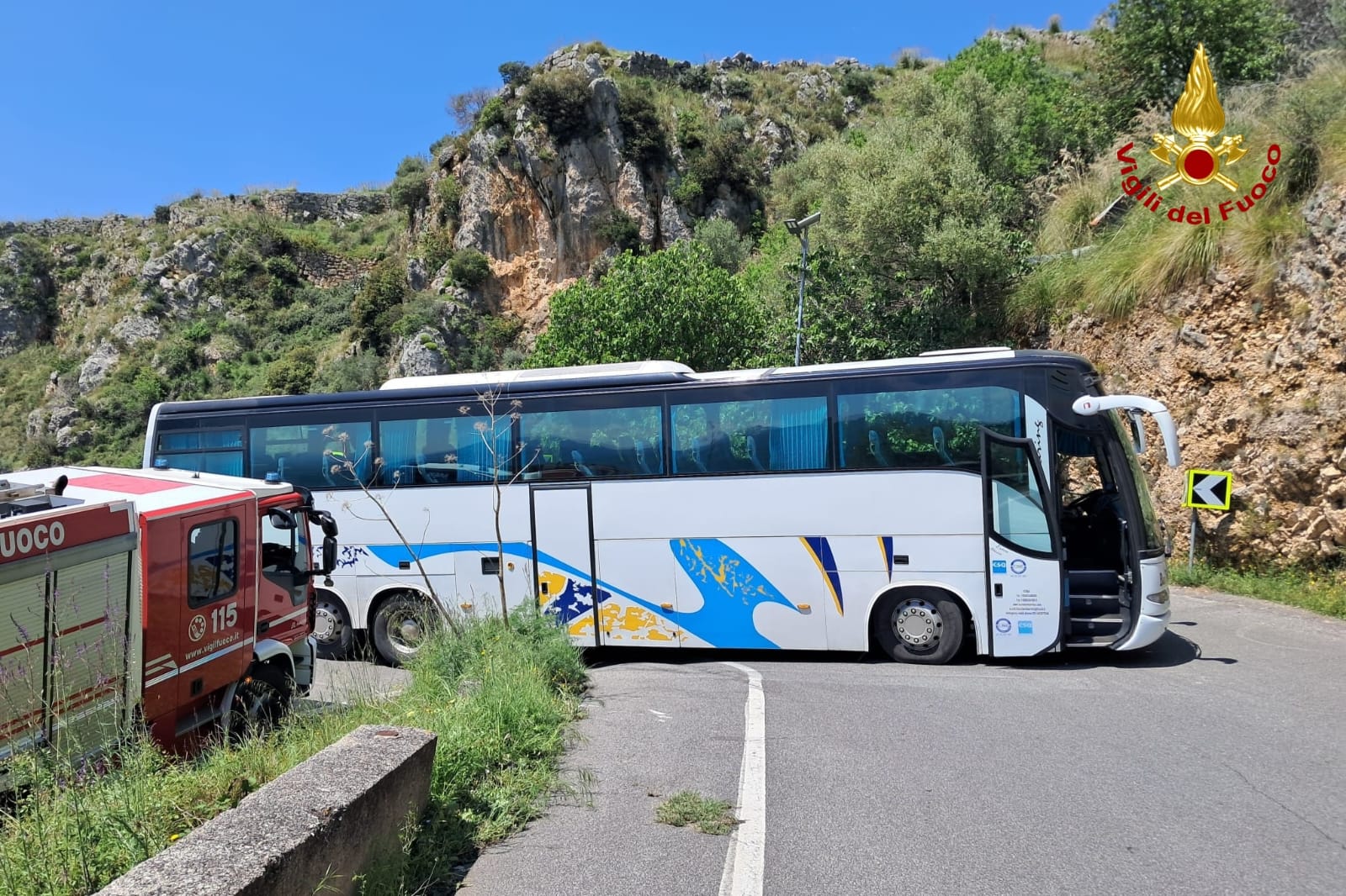 Norma - Bus turistico resta incastrato tra i tornanti - Teleuniverso