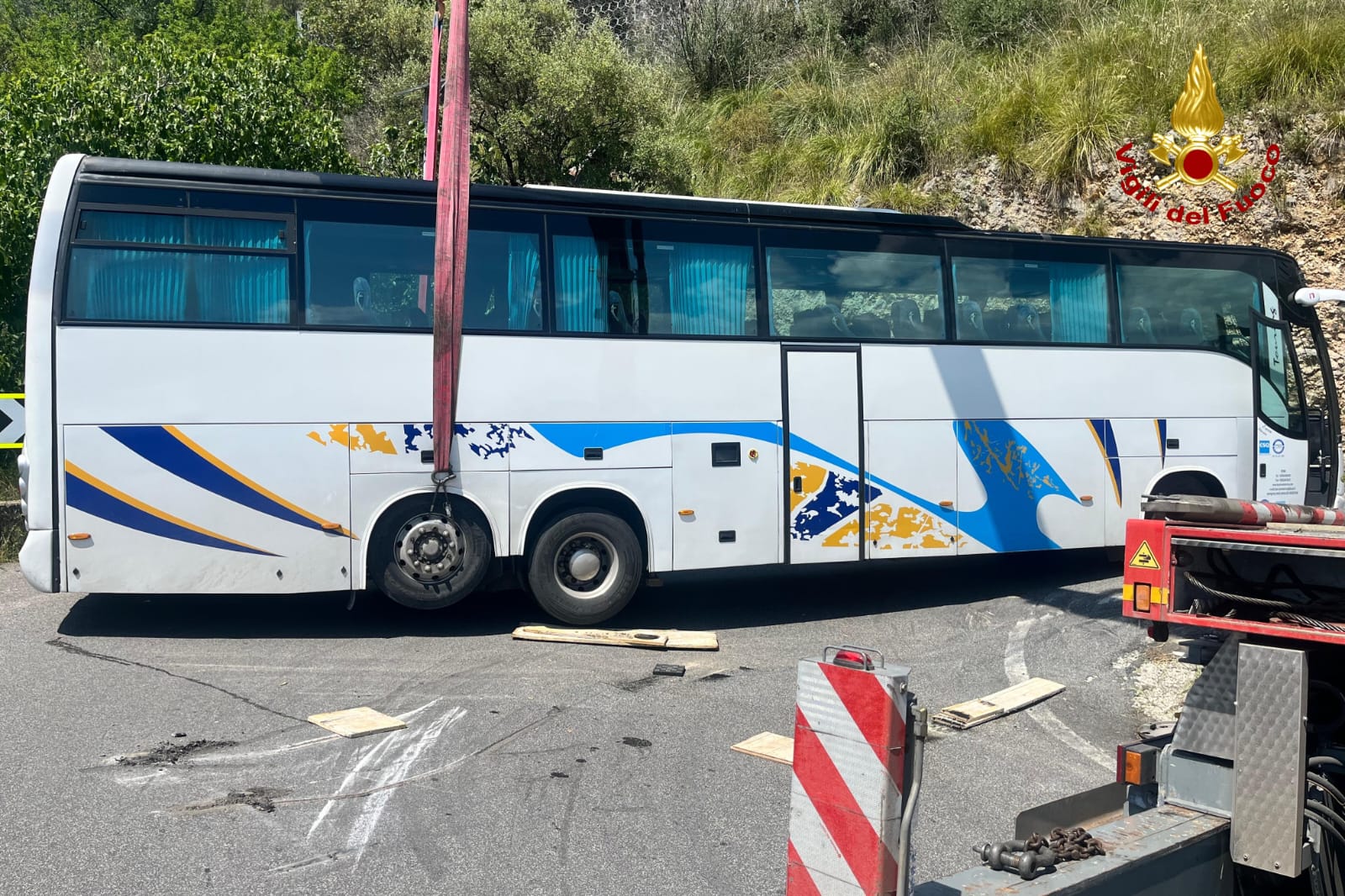 Norma - Bus turistico resta incastrato tra i tornanti - Teleuniverso