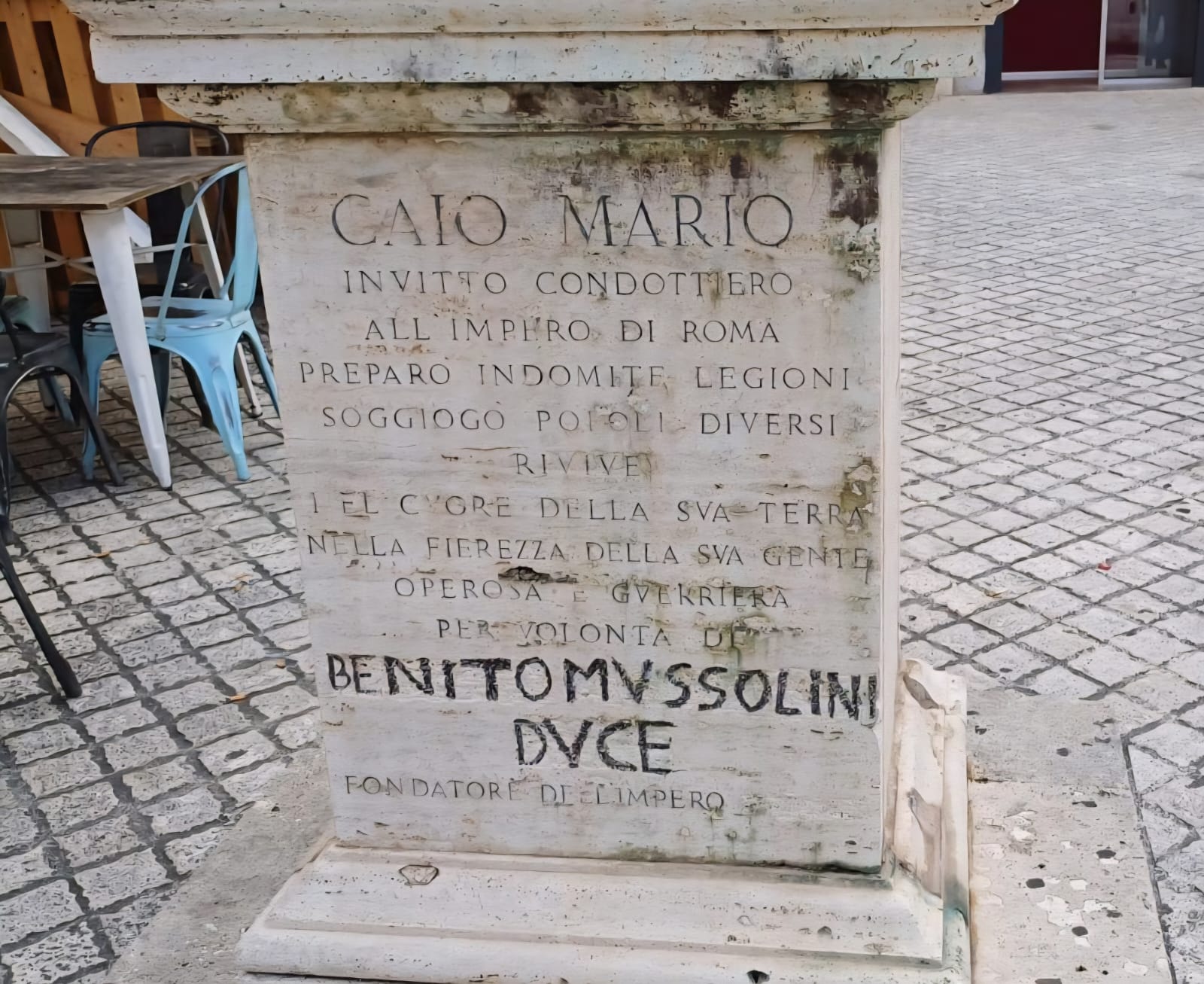 Arpino - Imbrattata la statua di Caio Mario in piazza Municipio ...
